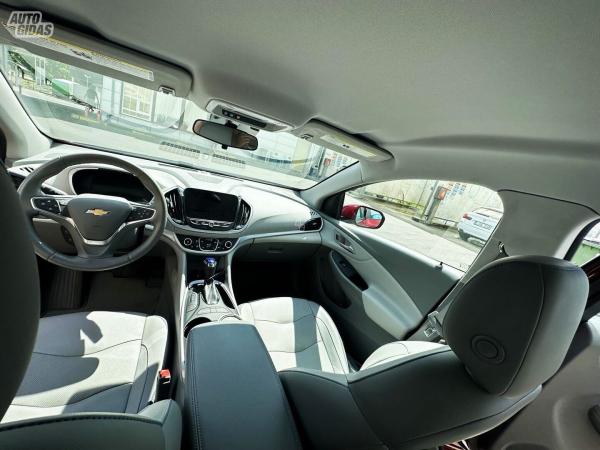 Red Chevrolet Volt 2018 in Vilnius, with an engine capacity of 1.50 L and mileage of 45 thousand km for 15499 €, photo 5 on AUTOMOTO.COM.LV