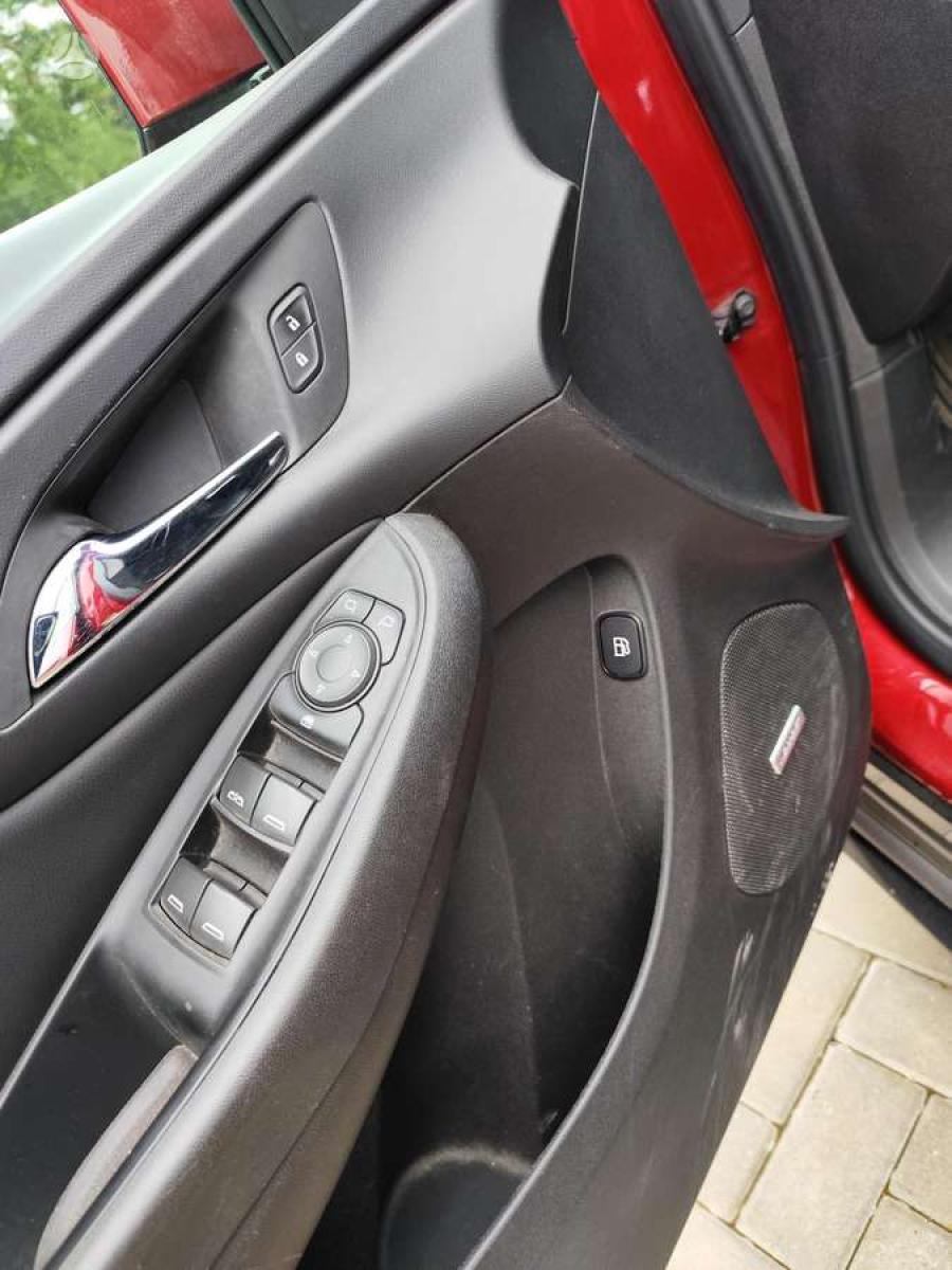 Red Chevrolet Volt 2019 in Panevezys, with an engine capacity of 1.50 L and mileage of 66 thousand km for 15200 €, photo 5 on AUTOMOTO.COM.LV