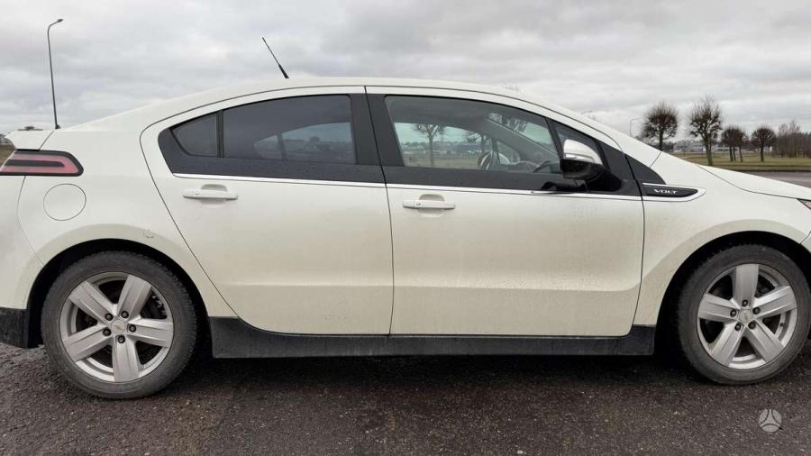 White Chevrolet Volt 2012 in Kaunas, with an engine capacity of 0.00 L and mileage of 215 thousand km for 4300 €, photo 2 on AUTOMOTO.COM.LV