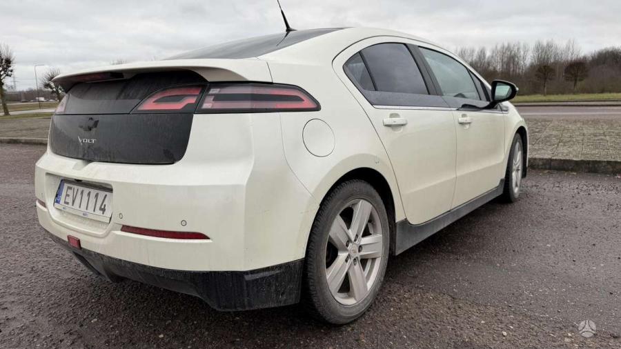 White Chevrolet Volt 2012 in Kaunas, with an engine capacity of 1.40 L and mileage of 215 thousand km for 4300 €, photo 3 on AUTOMOTO.COM.LV