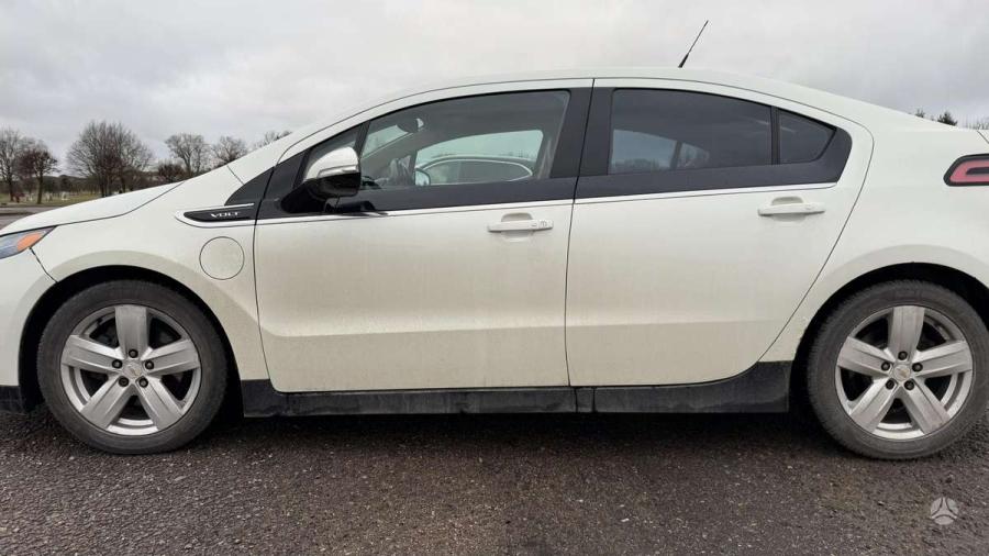 White Chevrolet Volt 2012 in Kaunas, with an engine capacity of 1.40 L and mileage of 215 thousand km for 4300 €, photo 6 on AUTOMOTO.COM.LV