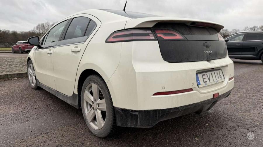 White Chevrolet Volt 2012 in Kaunas, with an engine capacity of 1.40 L and mileage of 215 thousand km for 4300 €, photo 7 on AUTOMOTO.COM.LV