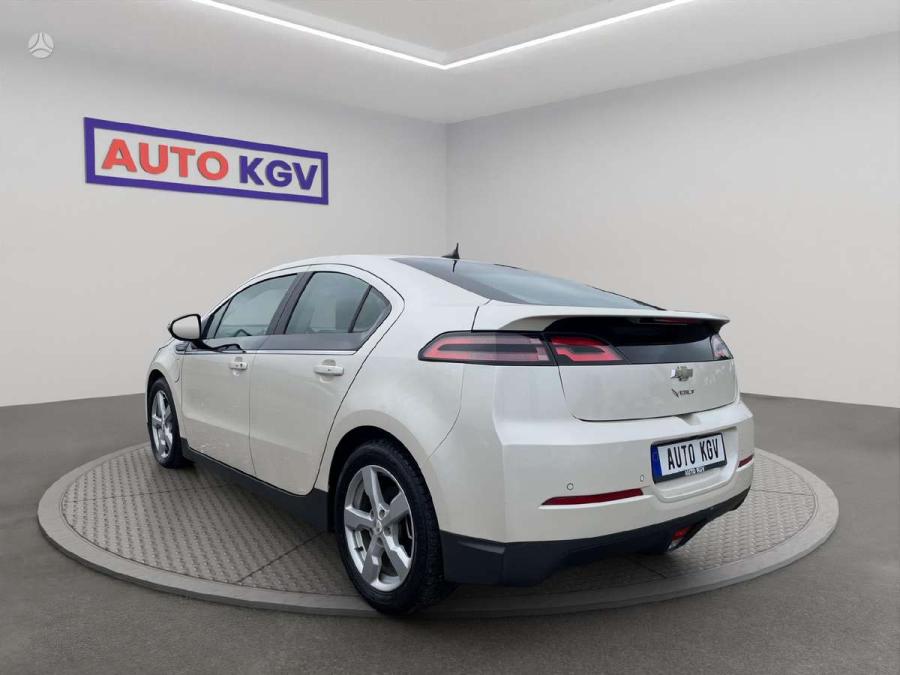 White Chevrolet Volt 2013 in Vilnius, with an engine capacity of 1.40 L and mileage of 163 thousand km for 6999 €, photo 3 on AUTOMOTO.COM.LV