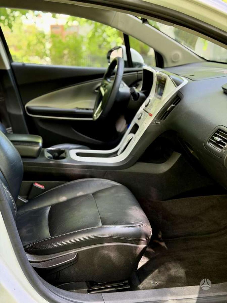 White Chevrolet Volt 2013 in Kaunas, with an engine capacity of 1.40 L and mileage of 150 thousand km for 5950 €, photo 17 on AUTOMOTO.COM.LV