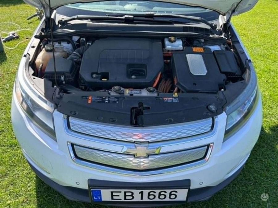 White Chevrolet Volt 2013 in Jonava, with an engine capacity of 1.40 L and mileage of 255 thousand km for 6500 €, photo 4 on AUTOMOTO.COM.LV