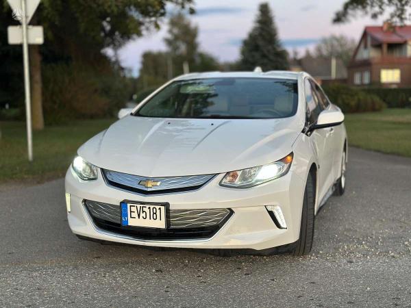 White Chevrolet Volt 2017 in Vilnius, with an engine capacity of 1.50 L and mileage of 18 thousand km for 9150 €, photo 1 on AUTOMOTO.COM.LV
