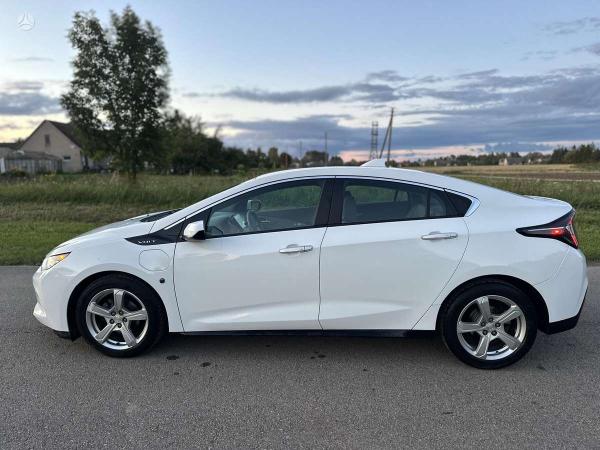 White Chevrolet Volt 2017 in Vilnius, with an engine capacity of 1.50 L and mileage of 18 thousand km for 9150 €, photo 3 on AUTOMOTO.COM.LV