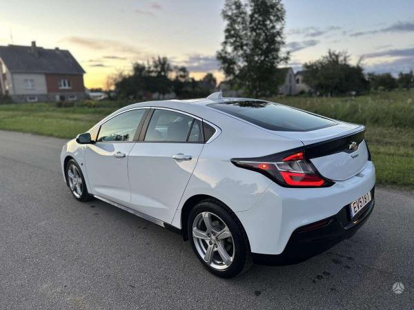 White Chevrolet Volt 2017 in Vilnius, with an engine capacity of 1.50 L and mileage of 18 thousand km for 9150 €, photo 4 on AUTOMOTO.COM.LV