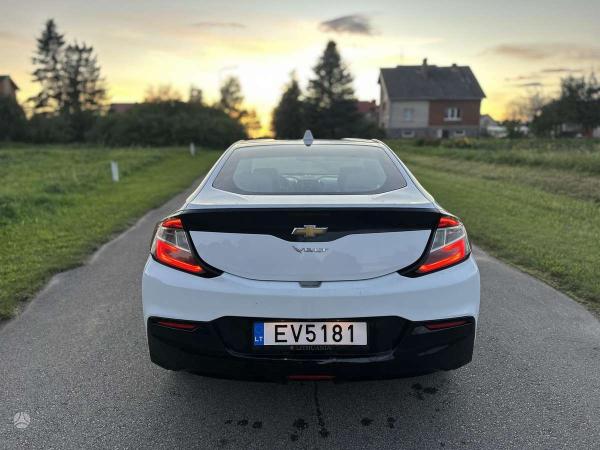 White Chevrolet Volt 2017 in Vilnius, with an engine capacity of 1.50 L and mileage of 18 thousand km for 9150 €, photo 5 on AUTOMOTO.COM.LV