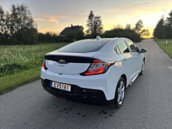 White Chevrolet Volt 2017 in Vilnius, with an engine capacity of 1.50 L and mileage of 18 thousand km for 9150 €, photo 7 on AUTOMOTO.COM.LV