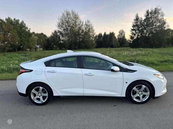White Chevrolet Volt 2017 in Vilnius, with an engine capacity of 1.50 L and mileage of 18 thousand km for 9150 €, photo 8 on AUTOMOTO.COM.LV