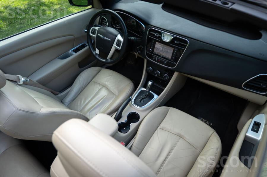 Black Chrysler 200 2012 in Dobele, with an engine capacity of 3.60 L and mileage of 104 thousand km for 4900 €, photo 13 on AUTOMOTO.COM.LV