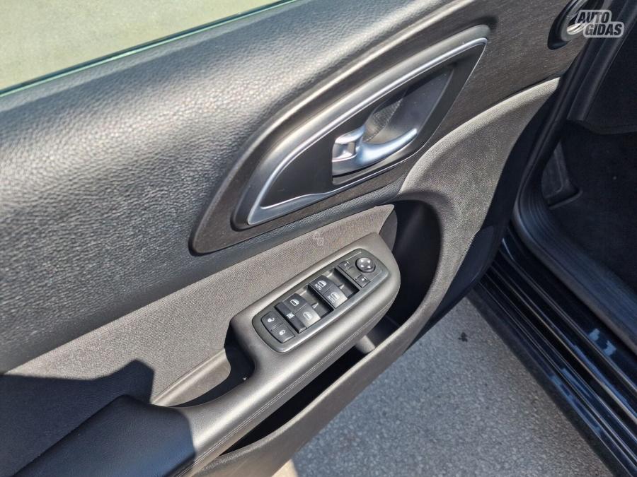 Black Chrysler 200 2015 in Kaunas, with an engine capacity of 2.40 L and mileage of 236 thousand km for 6500 €, photo 14 on AUTOMOTO.COM.LV