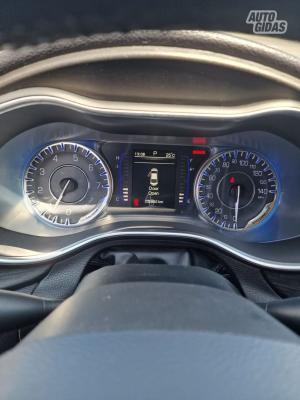 Black Chrysler 200 2015 in Kaunas, with an engine capacity of 2.40 L and mileage of 236 thousand km for 6500 €, photo 16 on AUTOMOTO.COM.LV
