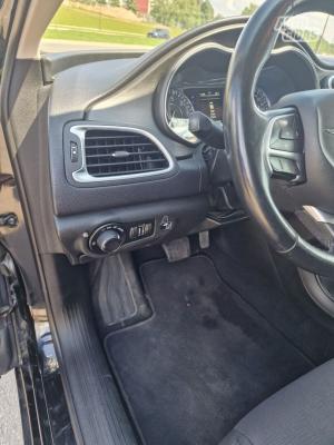 Black Chrysler 200 2015 in Kaunas, with an engine capacity of 2.40 L and mileage of 236 thousand km for 6500 €, photo 17 on AUTOMOTO.COM.LV