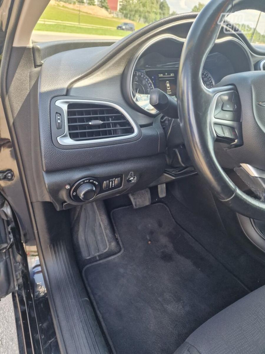 Black Chrysler 200 2015 in Kaunas, with an engine capacity of 2.40 L and mileage of 236 thousand km for 6500 €, photo 17 on AUTOMOTO.COM.LV