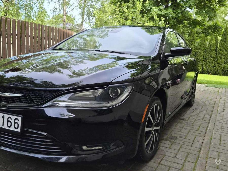Black Chrysler 200 2015 in Vilnius, with an engine capacity of 2.40 L and mileage of 236 thousand km for 5800 €, photo 3 on AUTOMOTO.COM.LV