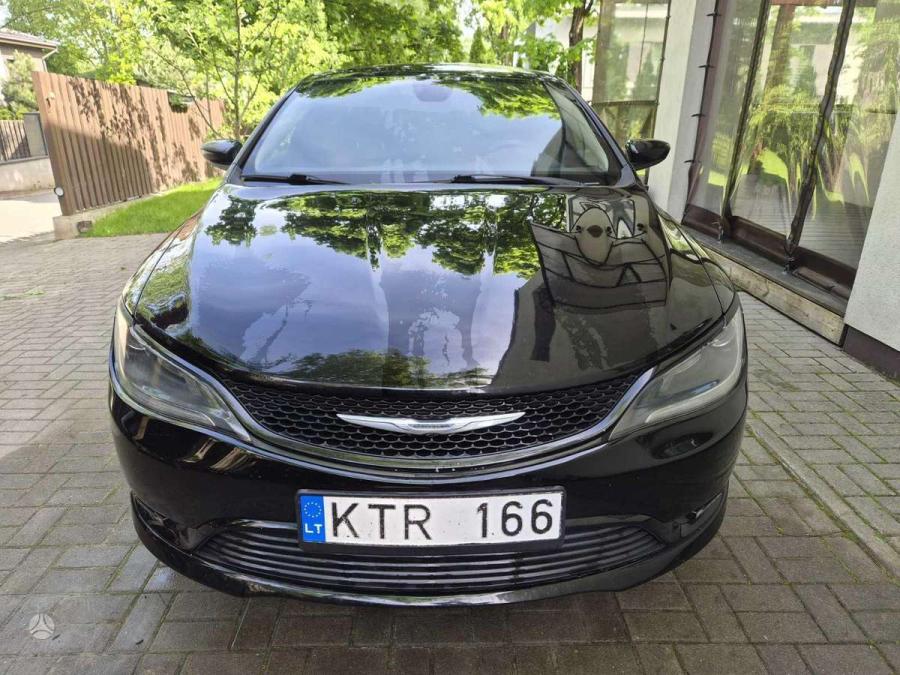 Black Chrysler 200 2015 in Vilnius, with an engine capacity of 2.40 L and mileage of 236 thousand km for 5800 €, photo 4 on AUTOMOTO.COM.LV