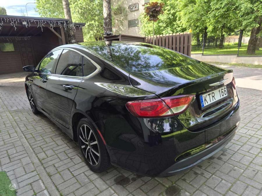 Black Chrysler 200 2015 in Vilnius, with an engine capacity of 2.40 L and mileage of 236 thousand km for 5800 €, photo 5 on AUTOMOTO.COM.LV