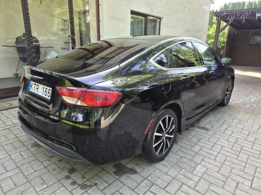 Black Chrysler 200 2015 in Vilnius, with an engine capacity of 2.40 L and mileage of 236 thousand km for 5800 €, photo 6 on AUTOMOTO.COM.LV
