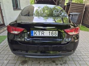 Black Chrysler 200 2015 in Vilnius, with an engine capacity of 2.40 L and mileage of 236 thousand km for 5800 €, photo 7 on AUTOMOTO.COM.LV