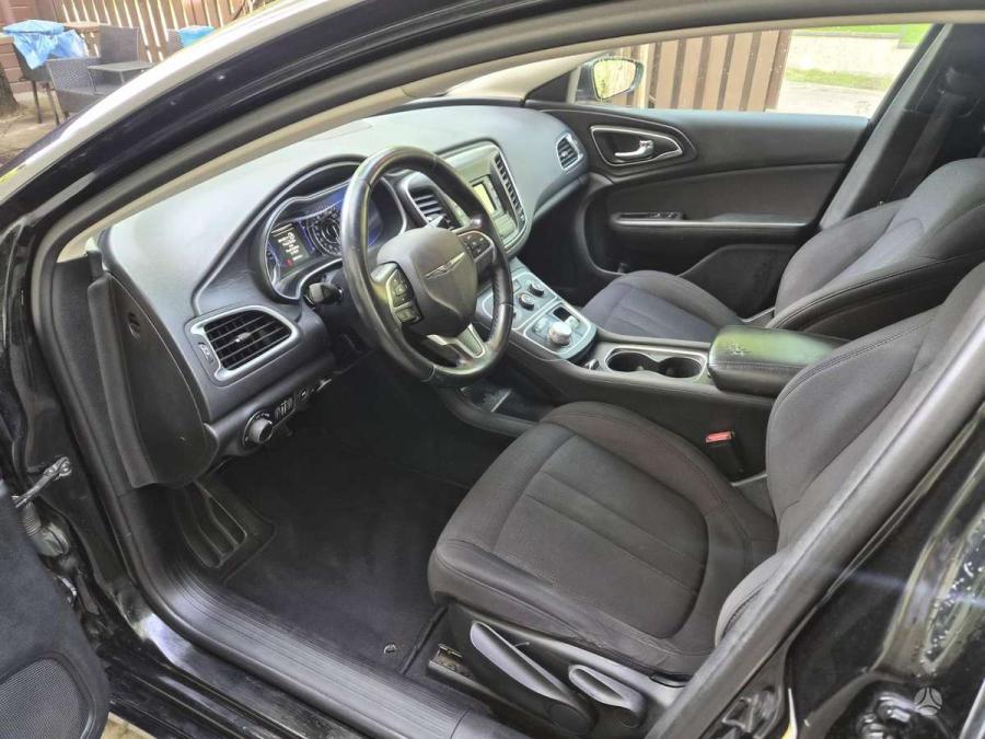 Black Chrysler 200 2015 in Vilnius, with an engine capacity of 2.40 L and mileage of 236 thousand km for 5800 €, photo 9 on AUTOMOTO.COM.LV