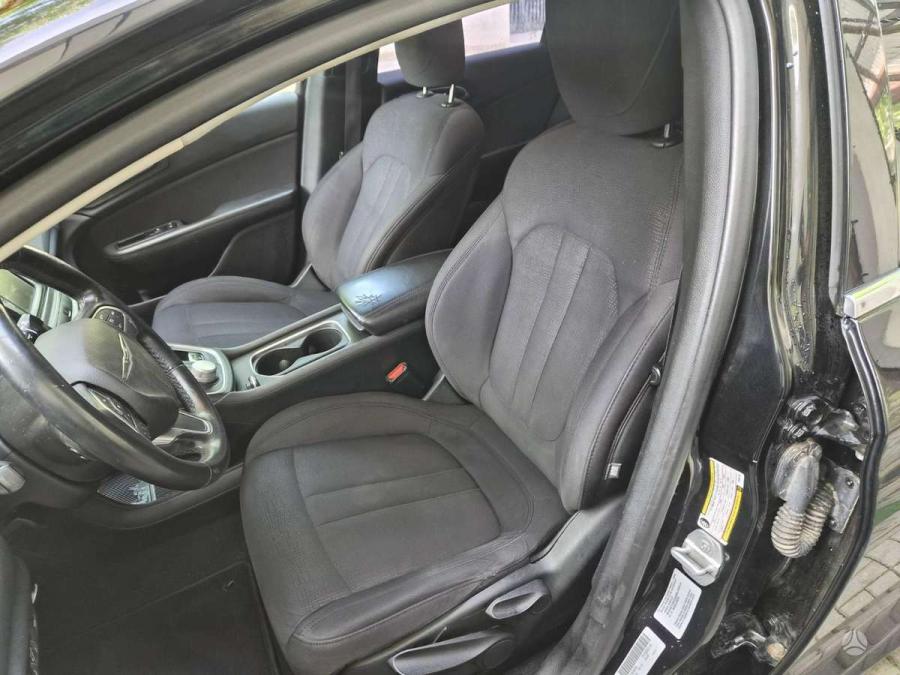 Black Chrysler 200 2015 in Vilnius, with an engine capacity of 2.40 L and mileage of 236 thousand km for 5800 €, photo 12 on AUTOMOTO.COM.LV
