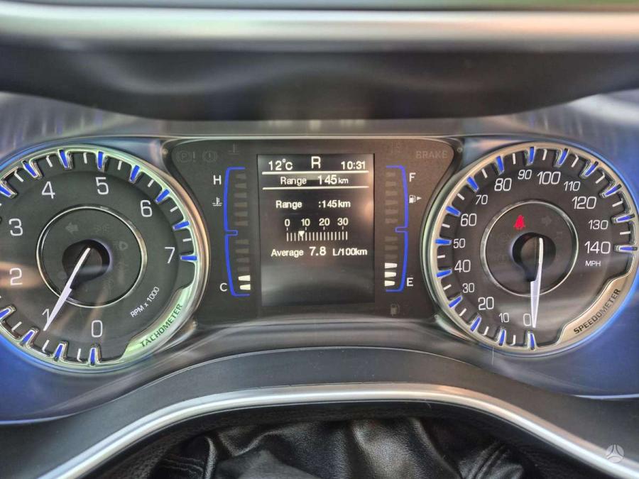 Black Chrysler 200 2015 in Vilnius, with an engine capacity of 2.40 L and mileage of 236 thousand km for 5800 €, photo 14 on AUTOMOTO.COM.LV