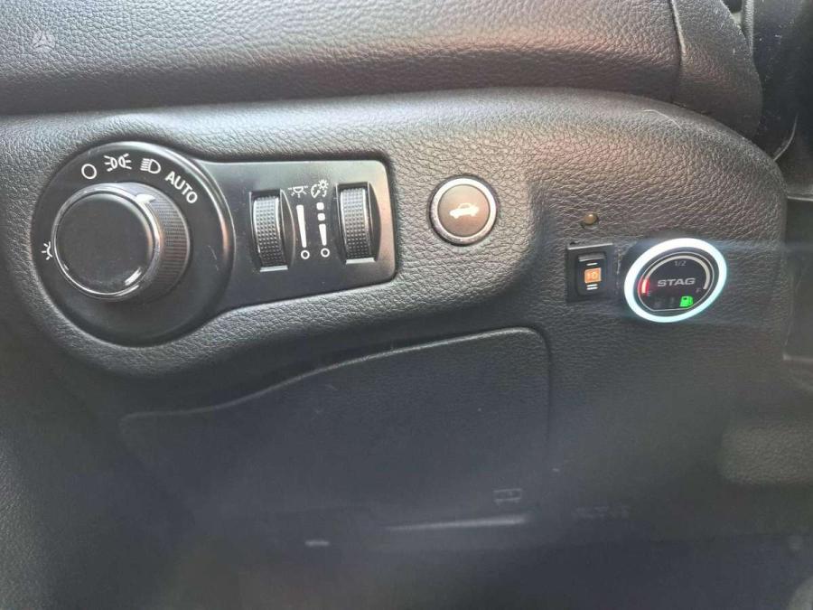 Black Chrysler 200 2015 in Vilnius, with an engine capacity of 2.40 L and mileage of 236 thousand km for 5800 €, photo 17 on AUTOMOTO.COM.LV
