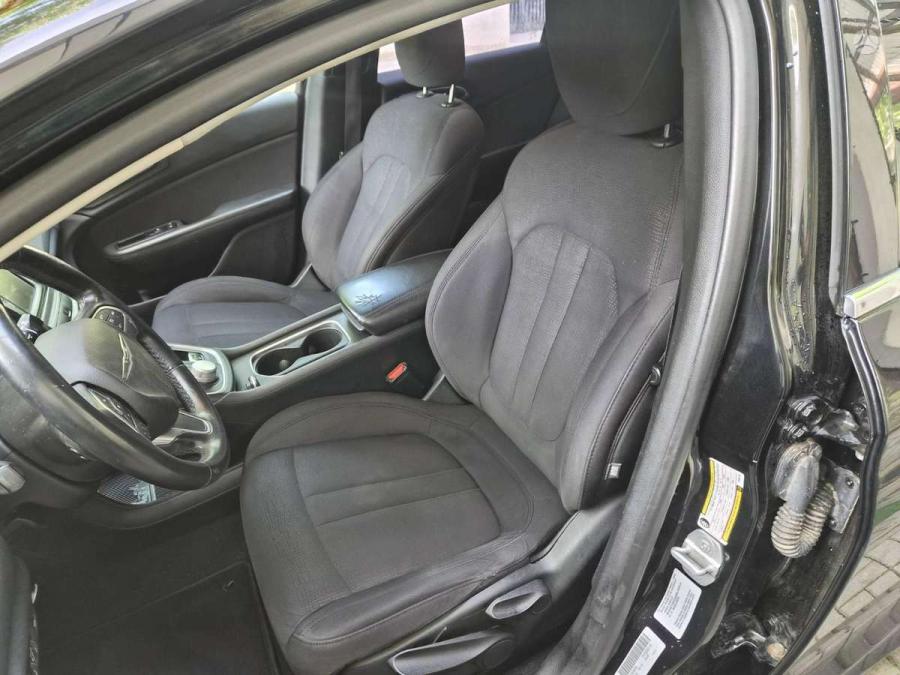 Black Chrysler 200 2015 in Vilnius, with an engine capacity of 2.40 L and mileage of 236 thousand km for 5800 €, photo 12 on AUTOMOTO.COM.LV