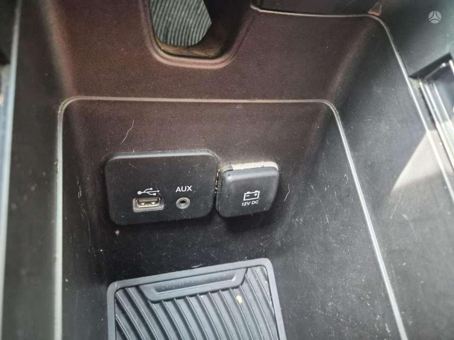 Black Chrysler 200 2015 in Vilnius, with an engine capacity of 2.40 L and mileage of 236 thousand km for 5800 €, photo 16 on AUTOMOTO.COM.LV