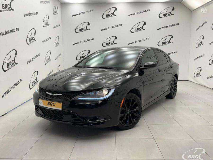 Black Chrysler 200 2016 in Vilnius, with an engine capacity of 2.36 L and mileage of 99 thousand km for 9900 €, photo 1 on AUTOMOTO.COM.LV