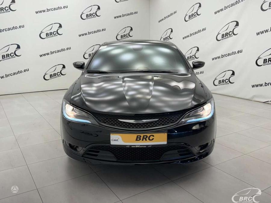 Black Chrysler 200 2016 in Vilnius, with an engine capacity of 2.36 L and mileage of 99 thousand km for 9900 €, photo 24 on AUTOMOTO.COM.LV