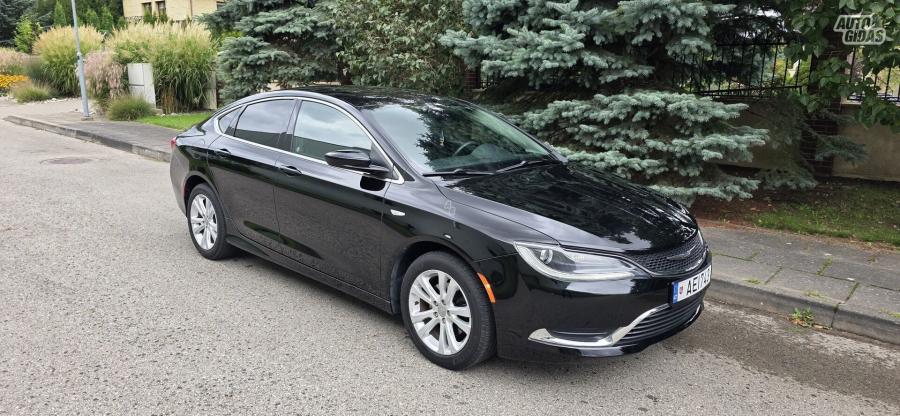 Black Chrysler 200 2017 in Klaipeda, with an engine capacity of 2.40 L and mileage of 77 thousand km for 8800 €, photo 3 on AUTOMOTO.COM.LV