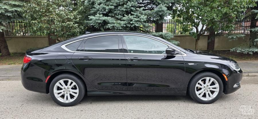 Black Chrysler 200 2017 in Klaipeda, with an engine capacity of 2.40 L and mileage of 77 thousand km for 8800 €, photo 4 on AUTOMOTO.COM.LV