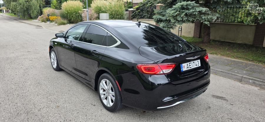 Black Chrysler 200 2017 in Klaipeda, with an engine capacity of 2.40 L and mileage of 77 thousand km for 8800 €, photo 6 on AUTOMOTO.COM.LV