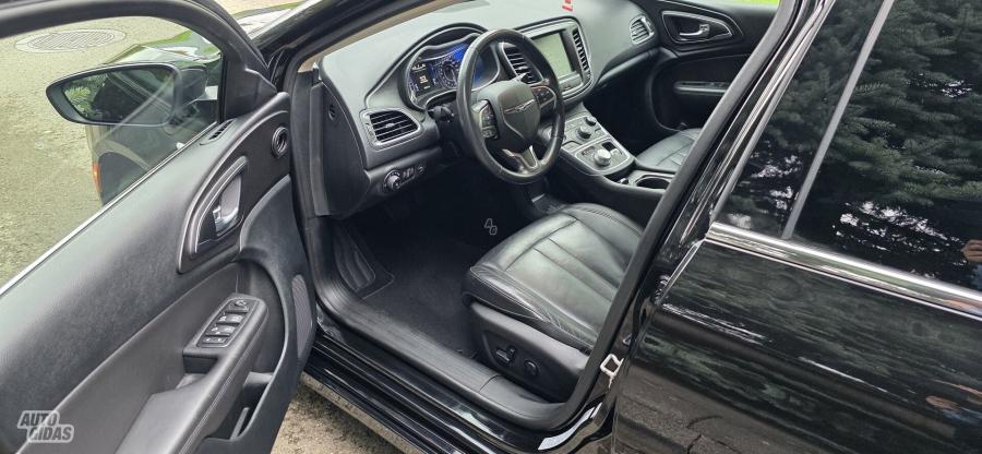 Black Chrysler 200 2017 in Klaipeda, with an engine capacity of 2.40 L and mileage of 77 thousand km for 8800 €, photo 9 on AUTOMOTO.COM.LV
