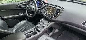 Black Chrysler 200 2017 in Klaipeda, with an engine capacity of 2.40 L and mileage of 77 thousand km for 8800 €, photo 10 on AUTOMOTO.COM.LV