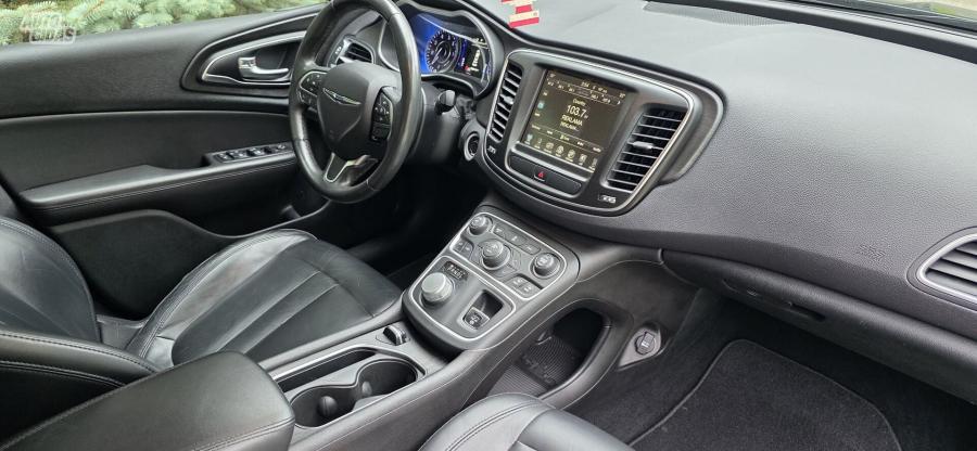 Black Chrysler 200 2017 in Klaipeda, with an engine capacity of 2.40 L and mileage of 77 thousand km for 8800 €, photo 10 on AUTOMOTO.COM.LV