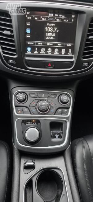 Black Chrysler 200 2017 in Klaipeda, with an engine capacity of 2.40 L and mileage of 77 thousand km for 8800 €, photo 15 on AUTOMOTO.COM.LV