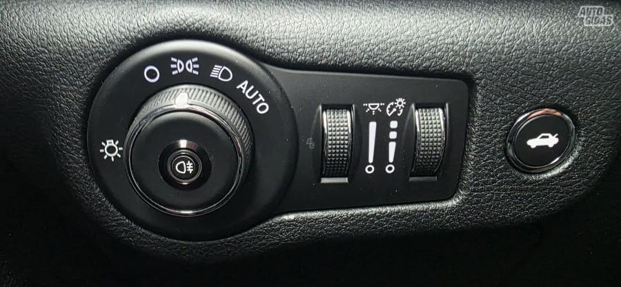 Black Chrysler 200 2017 in Klaipeda, with an engine capacity of 2.40 L and mileage of 77 thousand km for 8800 €, photo 16 on AUTOMOTO.COM.LV