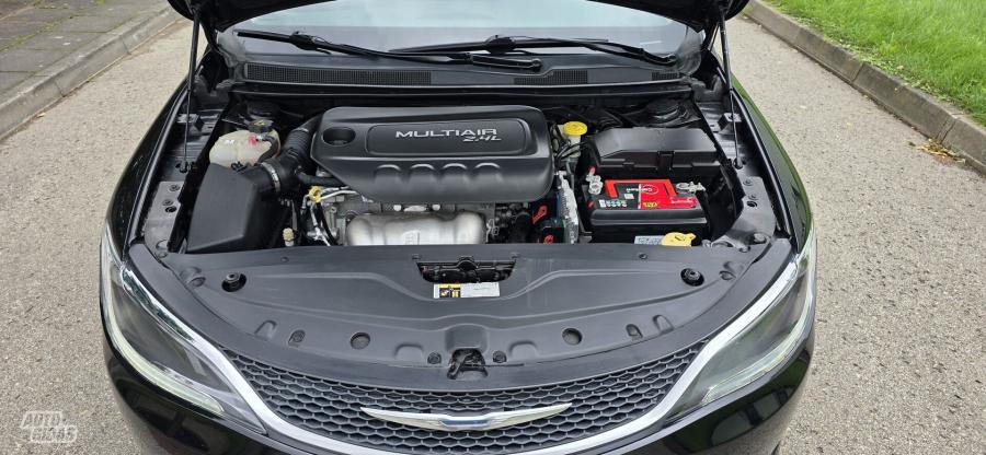 Black Chrysler 200 2017 in Klaipeda, with an engine capacity of 2.40 L and mileage of 77 thousand km for 8800 €, photo 17 on AUTOMOTO.COM.LV