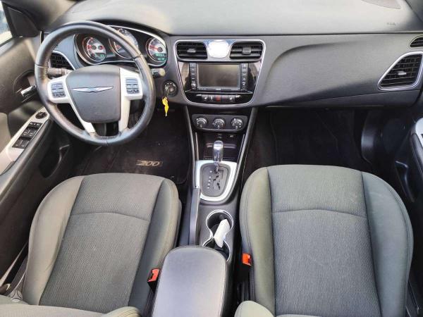 Chrysler 200 2011 in Siauliai on AUTOMOTO.COM.LV Grey Chrysler 200 2011 in Siauliai, with an engine capacity of 3.60 L and mileage of 90 thousand km for 6400 €, photo 9 on AUTOMOTO.COM.LV