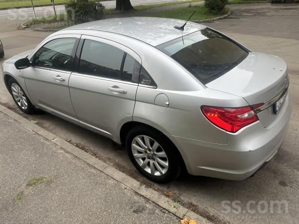 Grey Chrysler 200 2012 in Riga, with an engine capacity of 2.40 L and mileage of 257 thousand km for 2800 €, photo 3 on AUTOMOTO.COM.LV