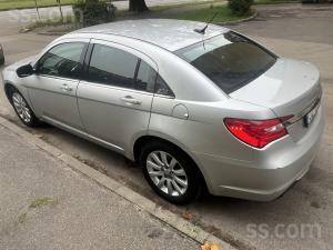 Grey Chrysler 200 2012 in Riga, with an engine capacity of 2.40 L and mileage of 257 thousand km for 2800 €, photo 3 on AUTOMOTO.COM.LV
