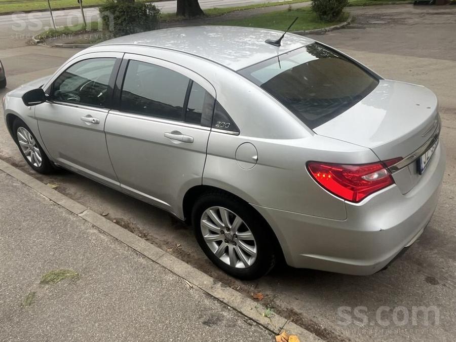 Grey Chrysler 200 2012 in Riga, with an engine capacity of 2.40 L and mileage of 257 thousand km for 2800 €, photo 3 on AUTOMOTO.COM.LV