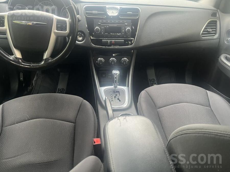 Grey Chrysler 200 2012 in Riga, with an engine capacity of 2.40 L and mileage of 257 thousand km for 2800 €, photo 4 on AUTOMOTO.COM.LV