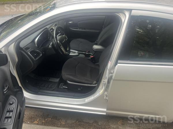 Grey Chrysler 200 2012 in Riga, with an engine capacity of 2.40 L and mileage of 257 thousand km for 2800 €, photo 6 on AUTOMOTO.COM.LV