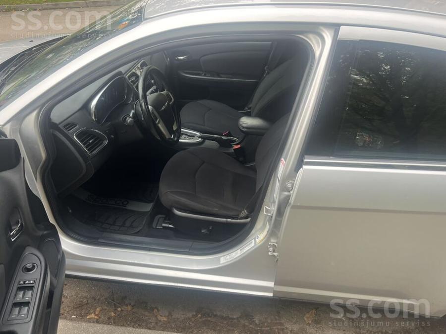 Grey Chrysler 200 2012 in Riga, with an engine capacity of 2.40 L and mileage of 257 thousand km for 2800 €, photo 6 on AUTOMOTO.COM.LV
