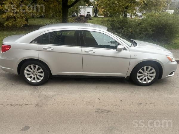 Grey Chrysler 200 2012 in Riga, with an engine capacity of 2.40 L and mileage of 257 thousand km for 2800 €, photo 8 on AUTOMOTO.COM.LV